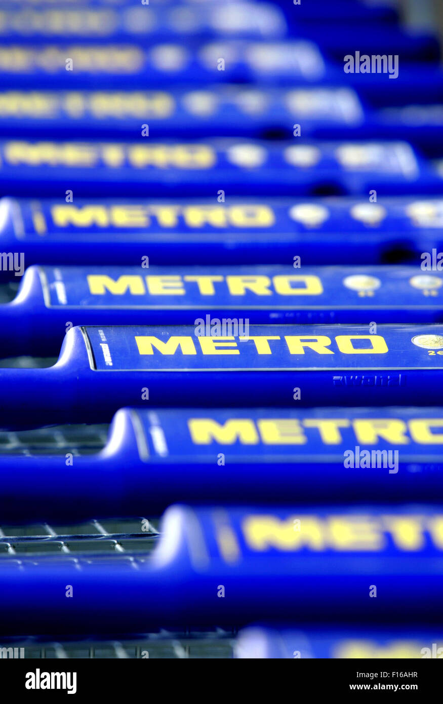 Metro cart hi-res stock photography and images - Alamy