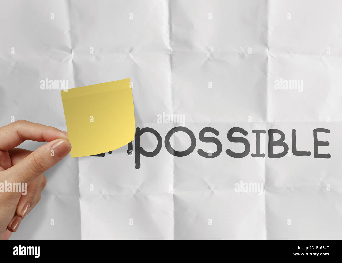 Hand holding yellow sticky note hi-res stock photography and images - Alamy