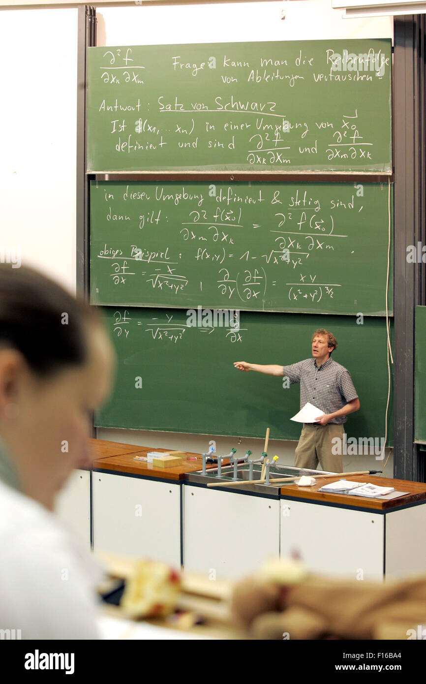 Lecture hall students vertical hi-res stock photography and images - Alamy