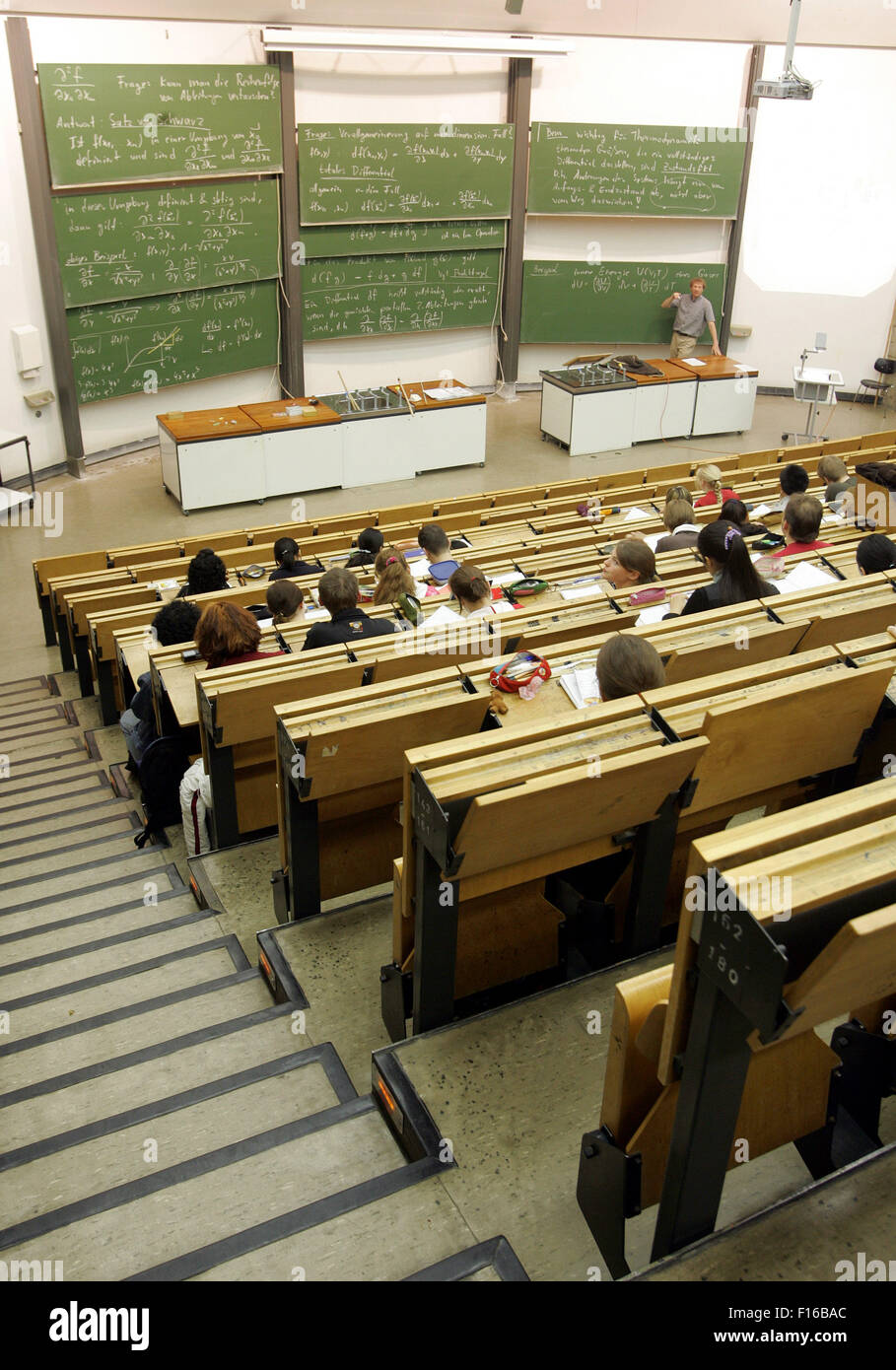 Lecture hall students vertical hi-res stock photography and images - Alamy