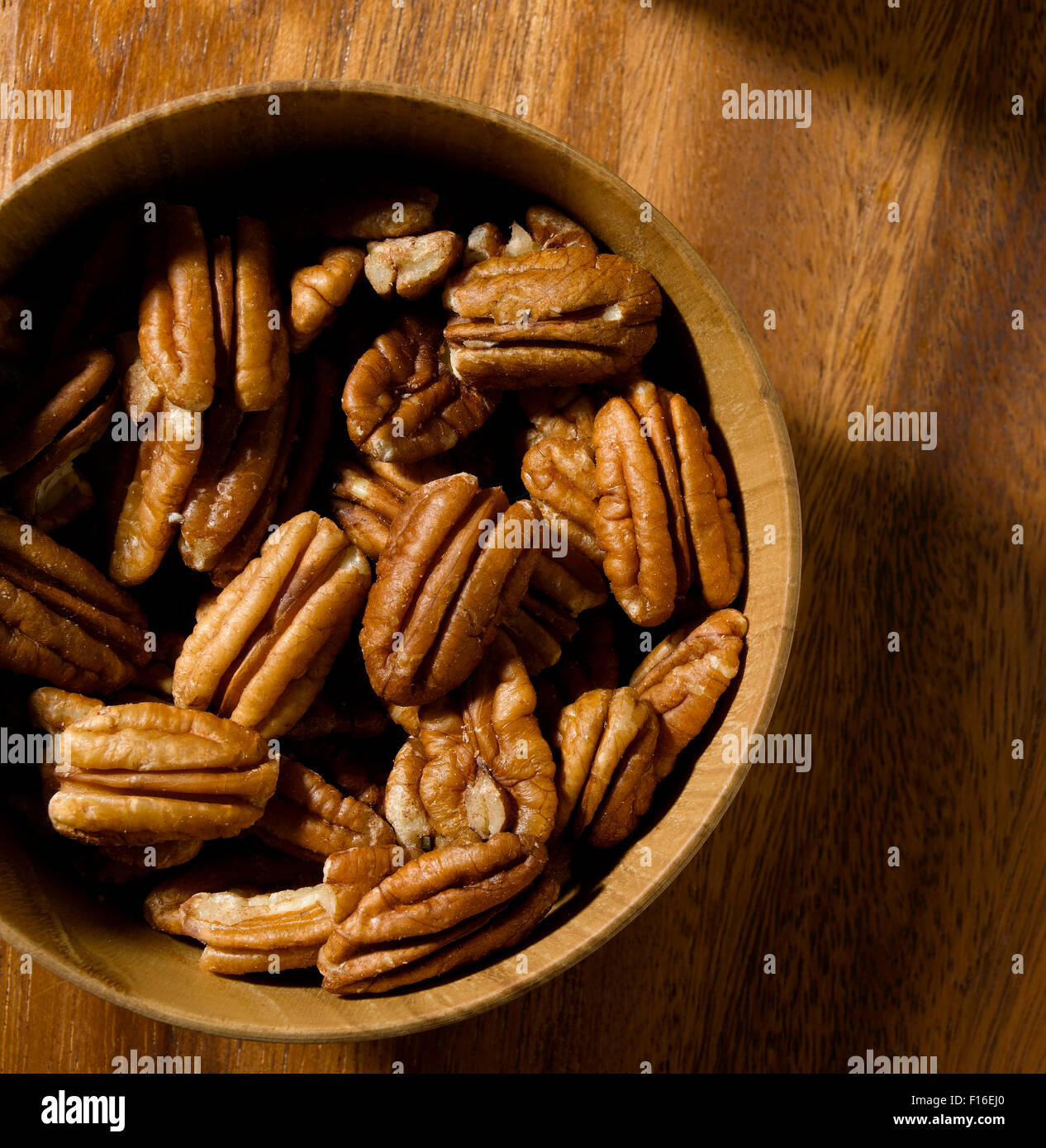 Pecans in bowl Stock Photo - Alamy