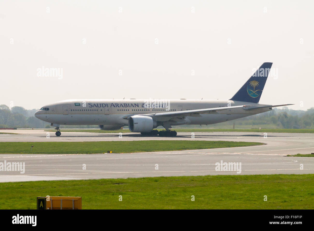 Boeing 777 aircraft window hi-res stock photography and images - Alamy
