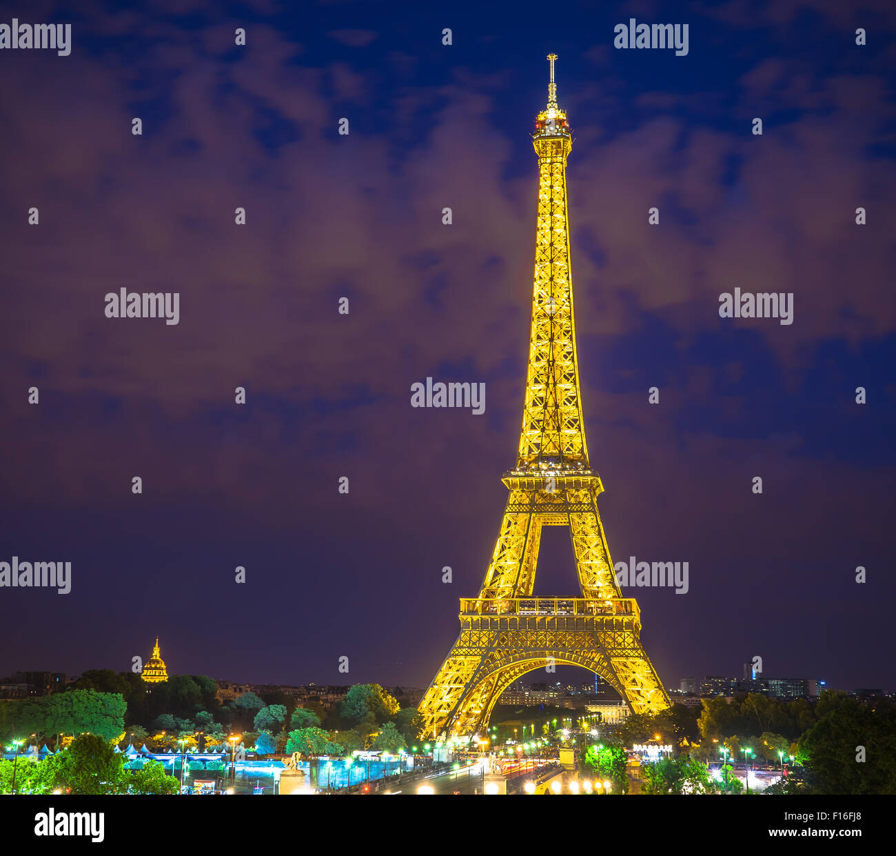 View of the Eiffel Twoer from Mur de la Paix at sunset Stock Photo - Alamy