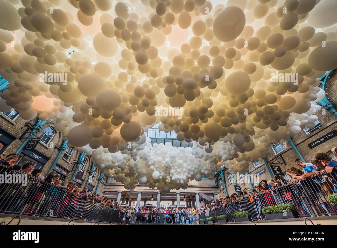 100 giant balloons hi-res stock photography and images - Alamy