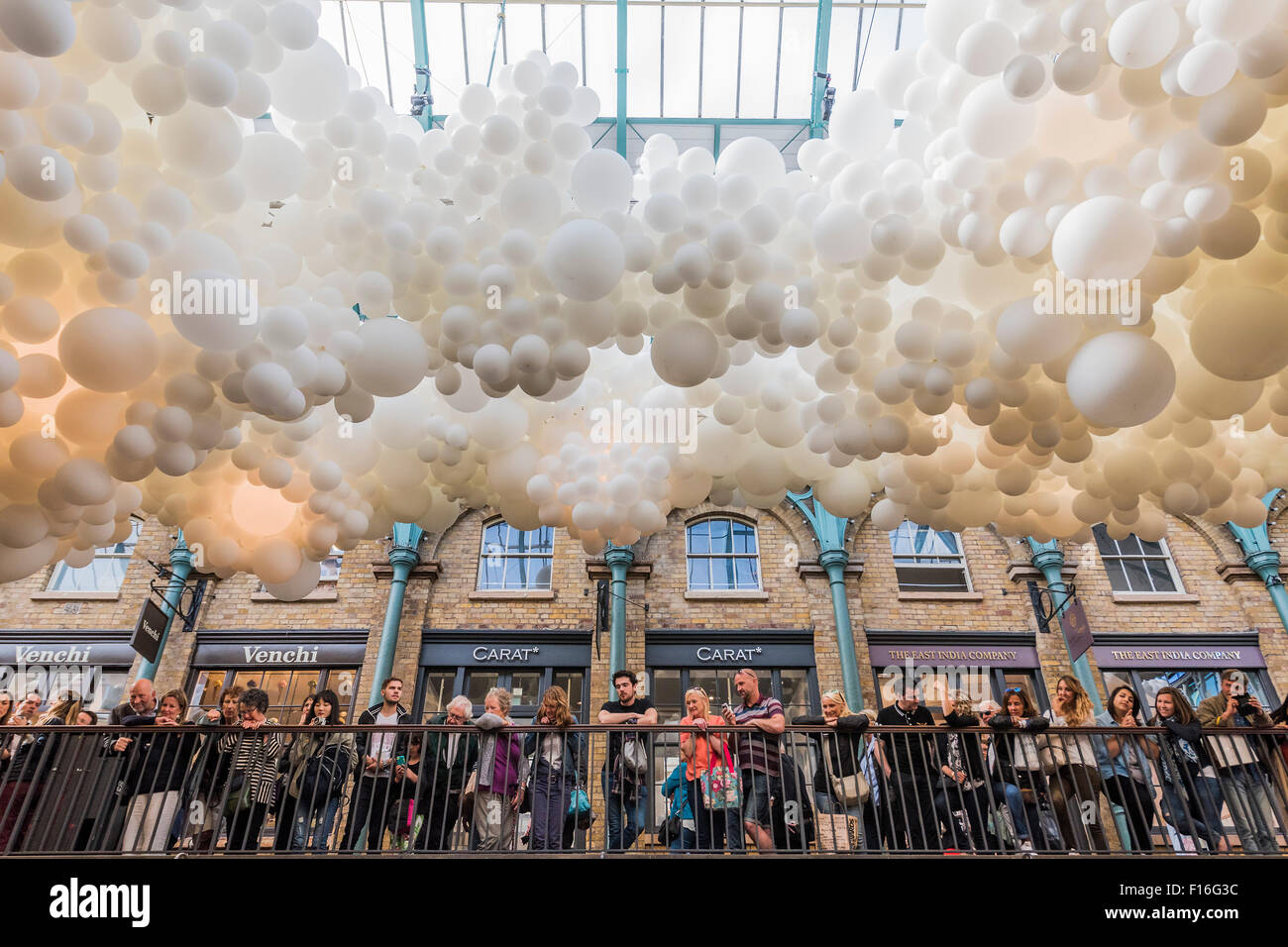 100 giant balloons hi-res stock photography and images - Alamy