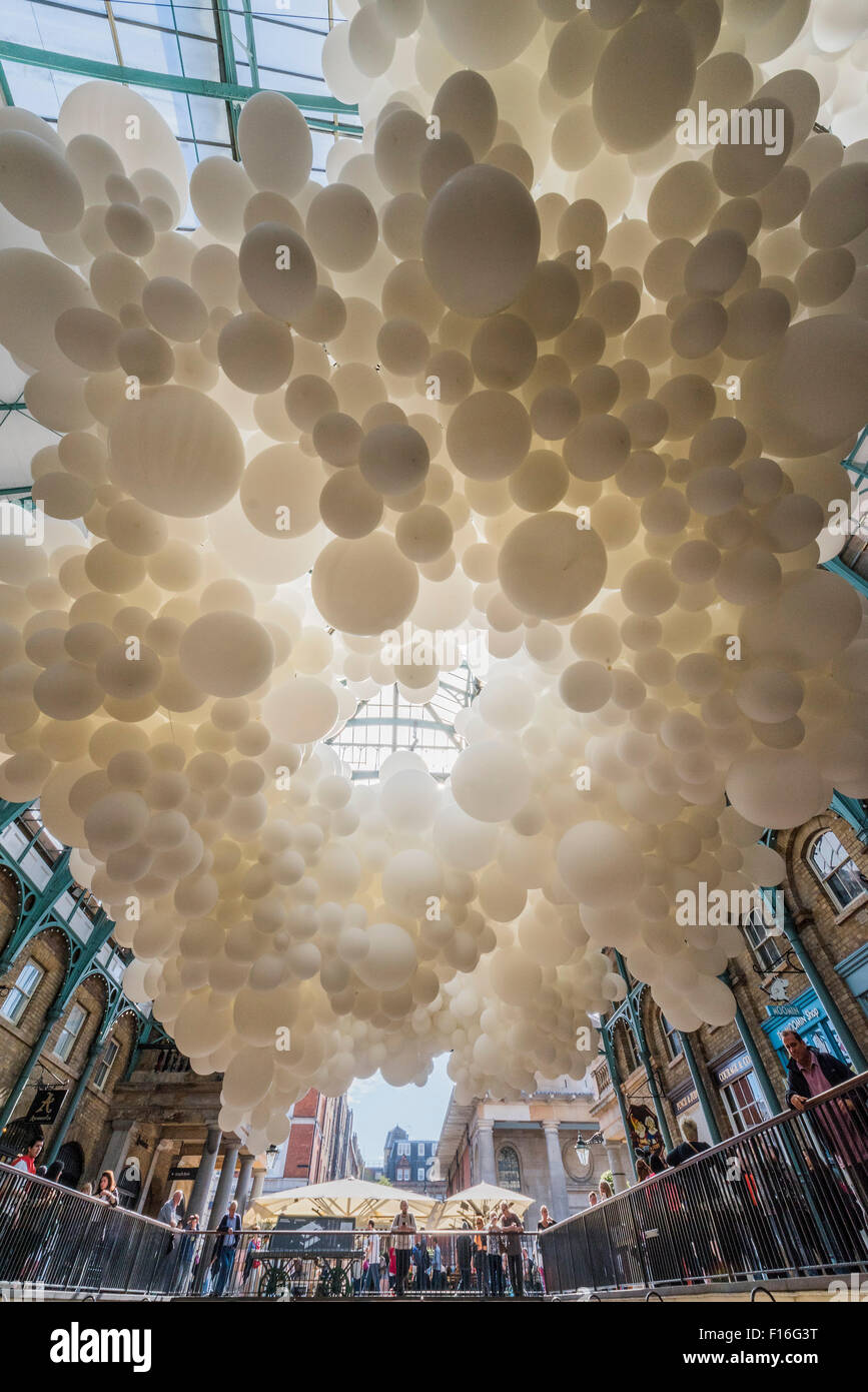 100 giant balloons hi-res stock photography and images - Alamy