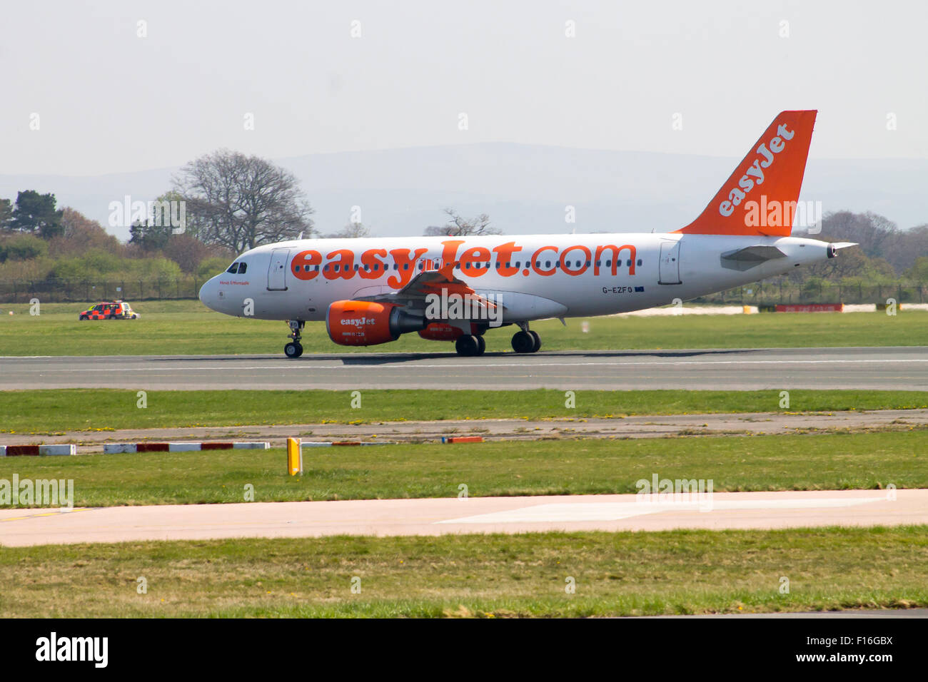 Easyjet airbus blue sky background hi-res stock photography and images ...
