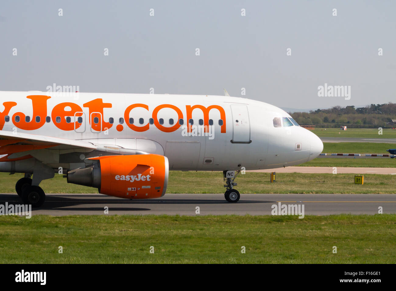 Easyjet airbus blue sky background hi-res stock photography and images ...