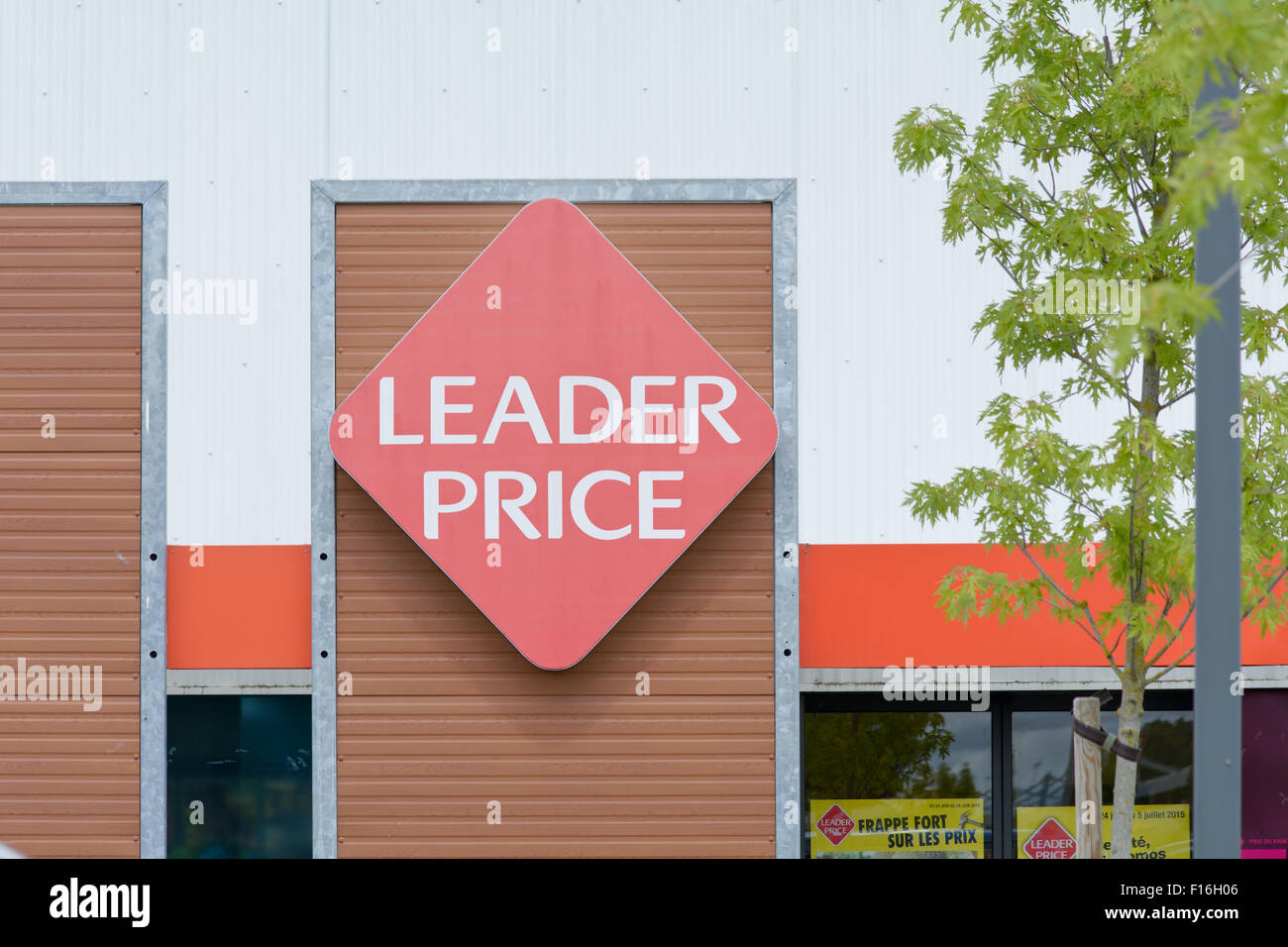Leader price hi-res stock photography and images - Alamy