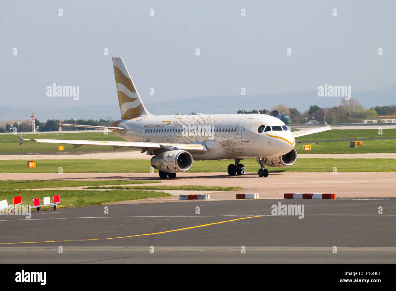 British Airways Airbus A319 (G-EUPD) taxiing on Manchester Airport ...