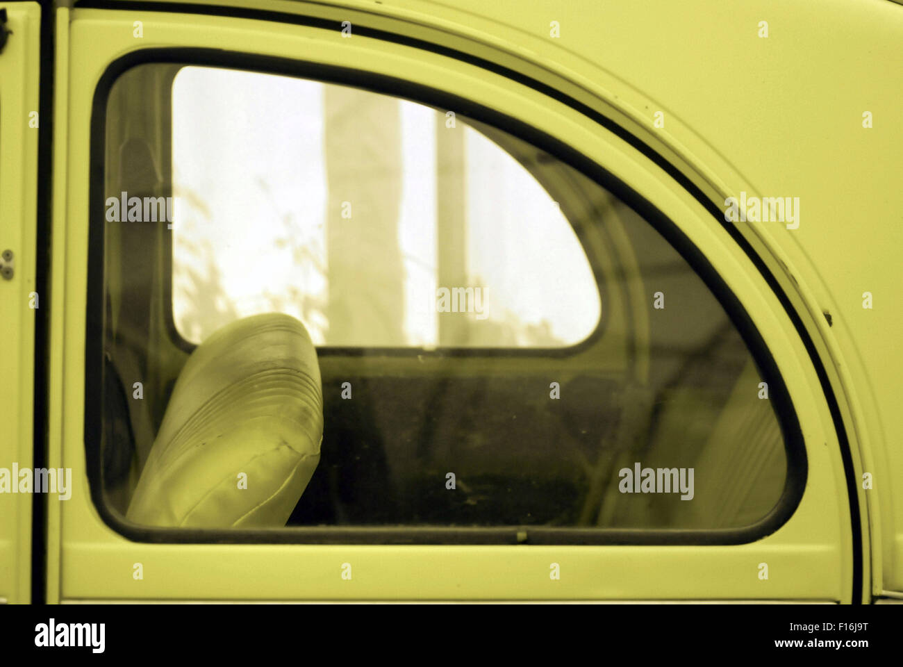 Citroen 2CV window Stock Photo - Alamy