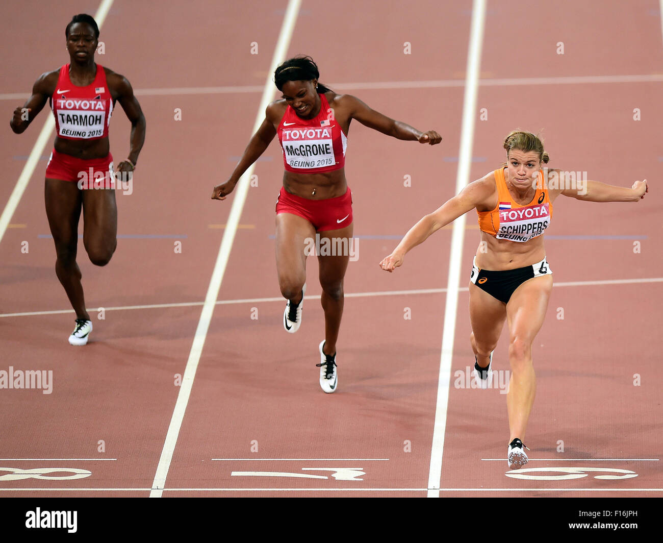 Beijing, China. 28th Aug, 2015. Dafne Schippers (R) of the Netherlands ...