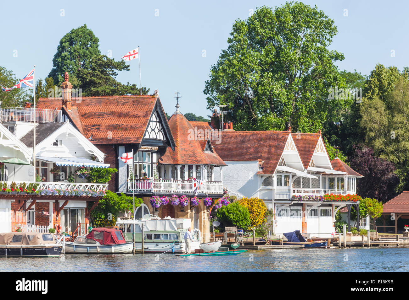 Riverside houses river henley on thames oxfordshire hi-res stock ...