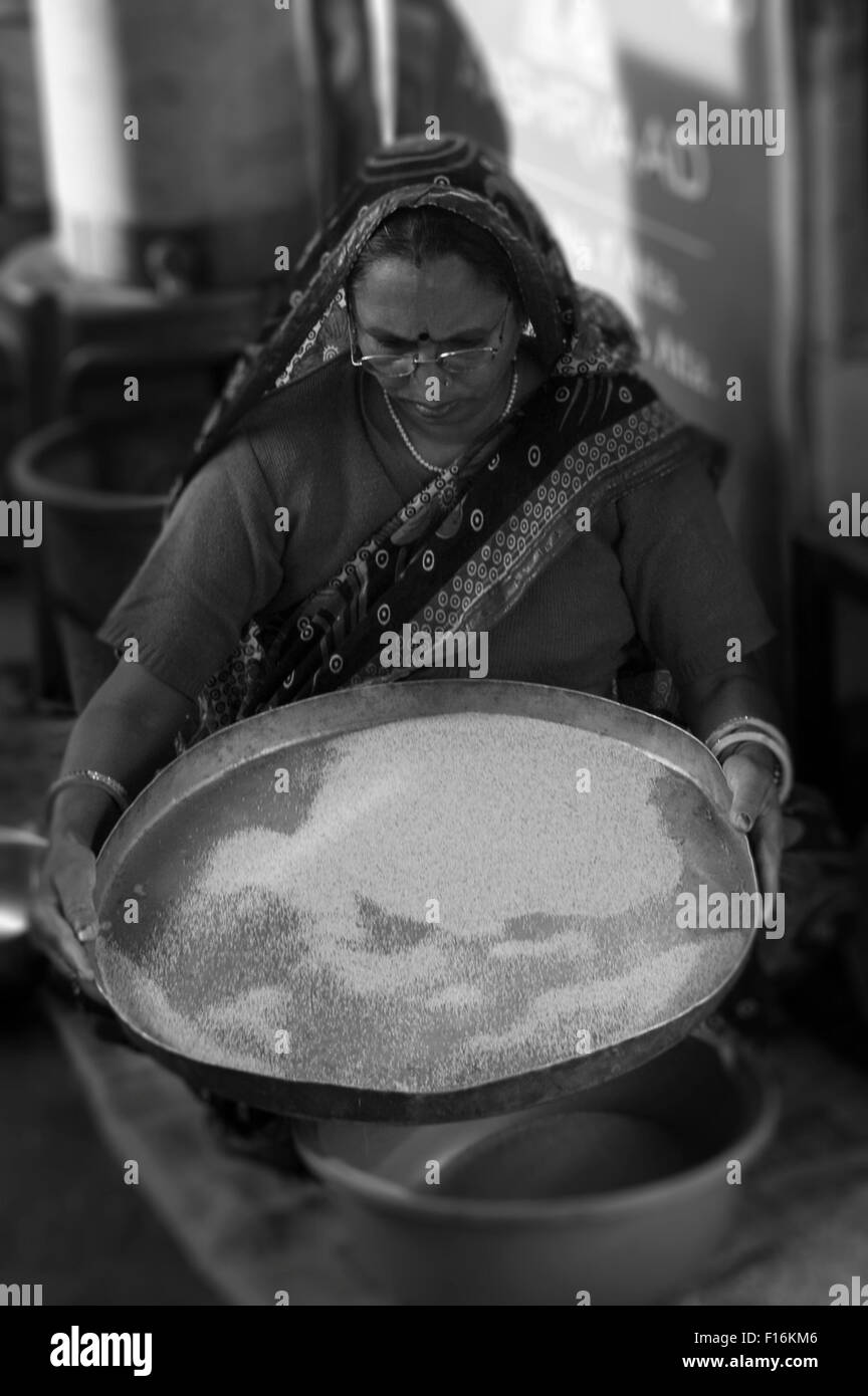 Woman cooks naan bread, Delhi, India Stock Photo - Alamy