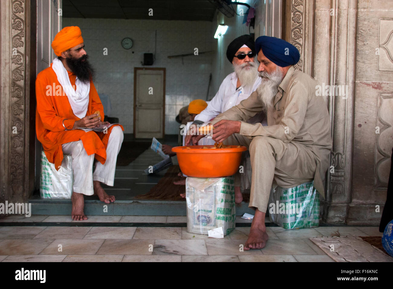 Men cooking in local hi-res stock photography and images - Alamy