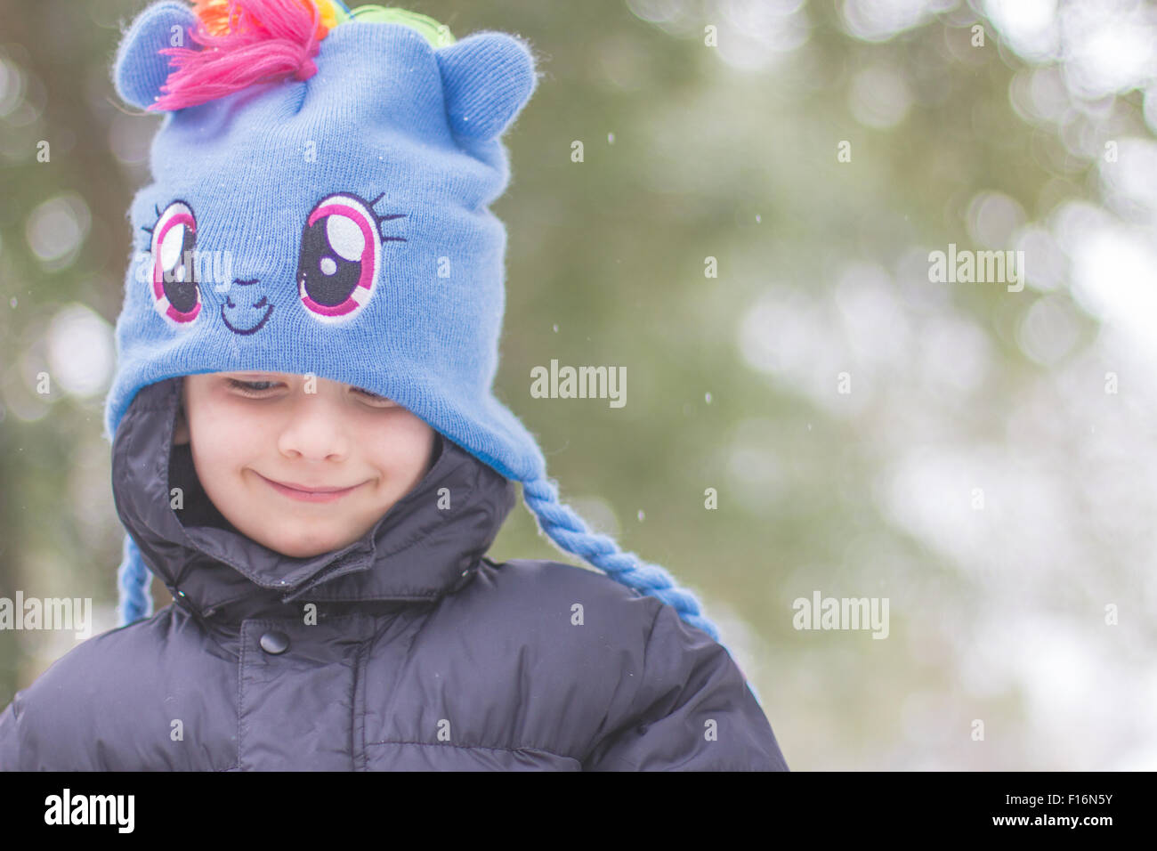 Bundled up for cold hi-res stock photography and images - Alamy
