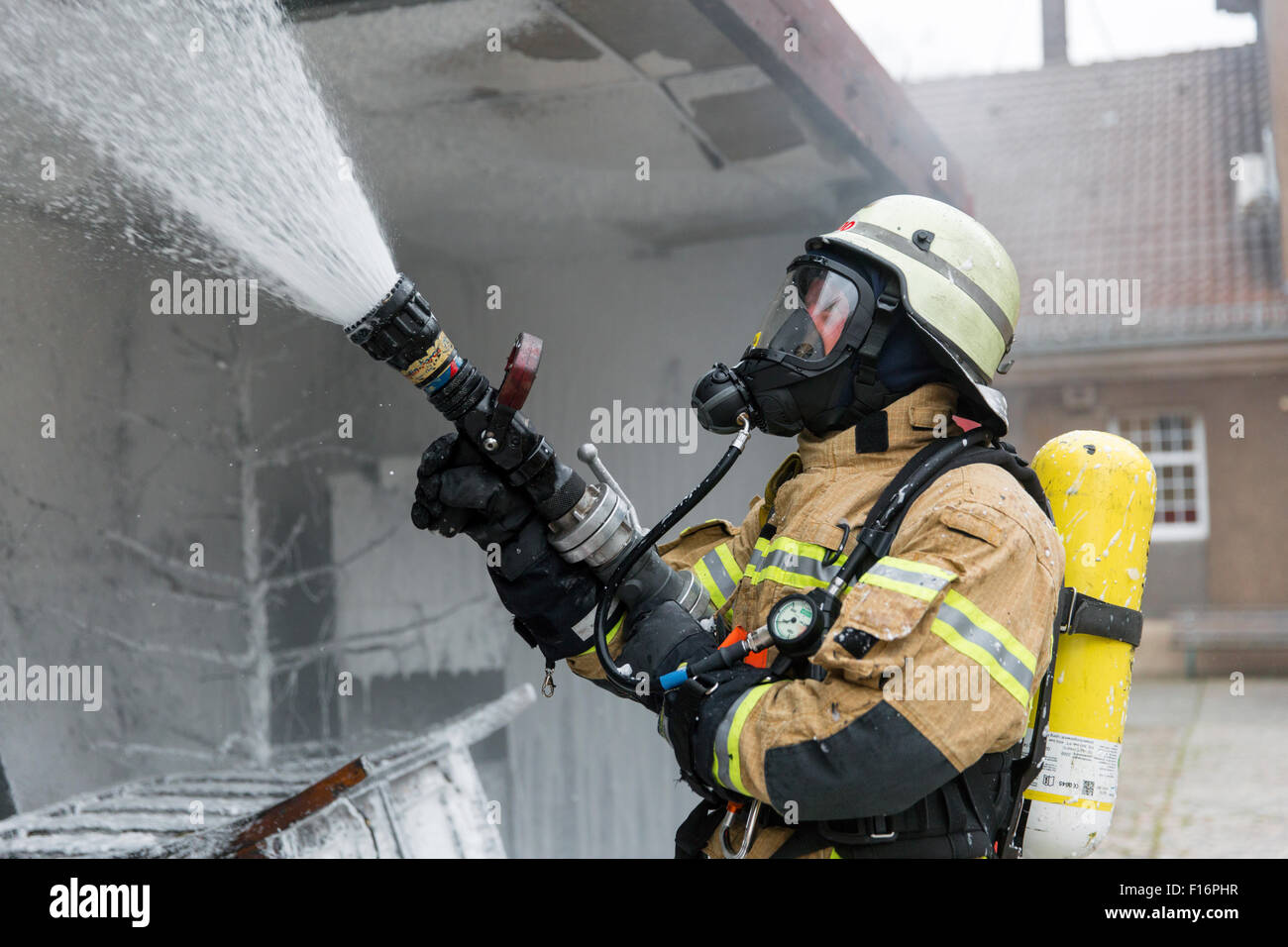 Berlin, Germany, unloading, the fire department in a house fire Stock ...