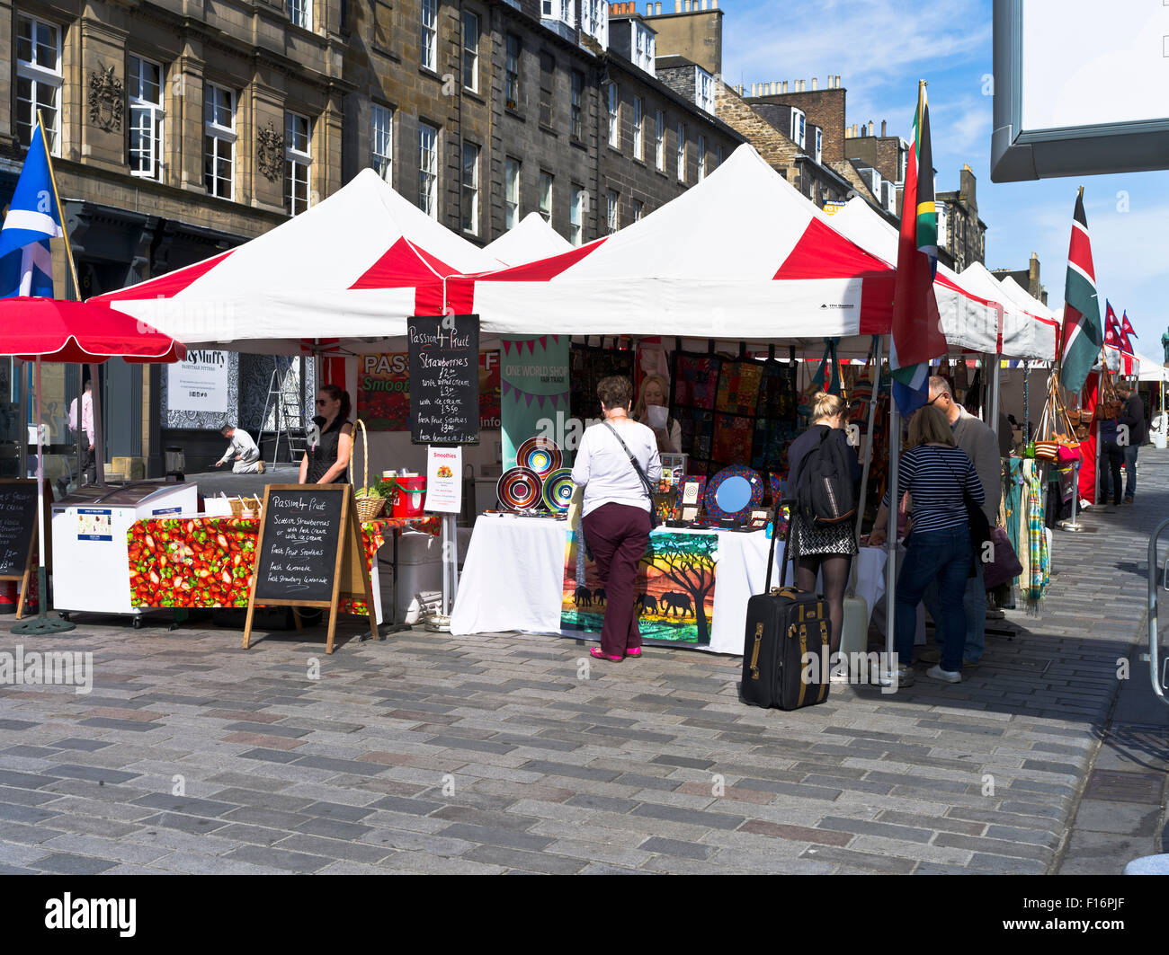 dh PRINCES STREET EDINBURGH Tourist market stalls tourists Stock Photo ...