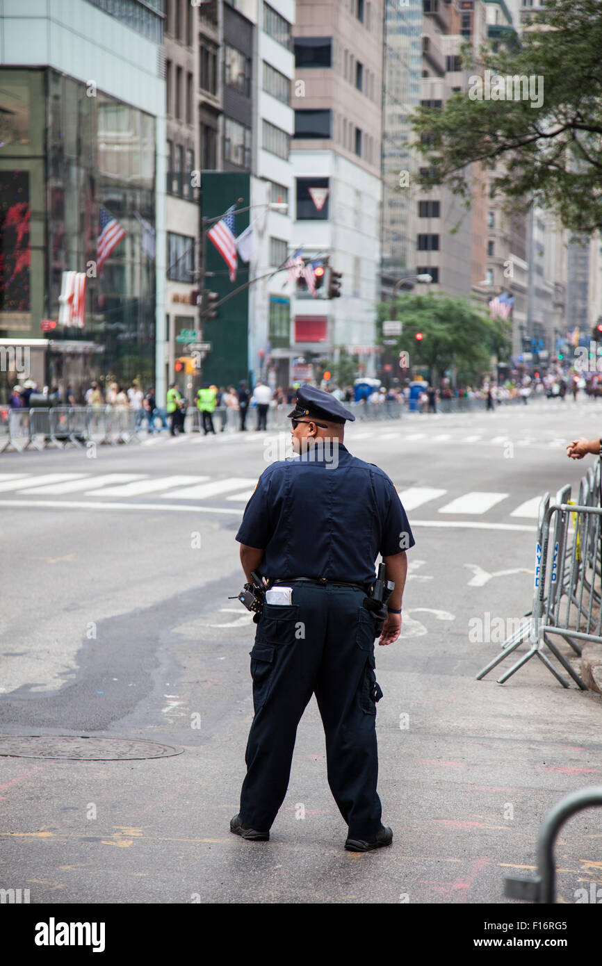 Nypd policeman hi-res stock photography and images - Alamy