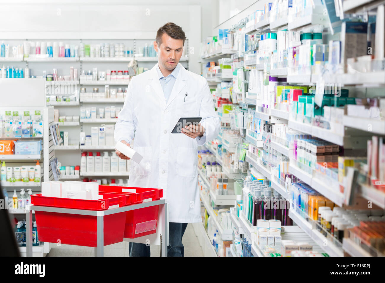 Pharmacist stocking shelves hi-res stock photography and images - Alamy