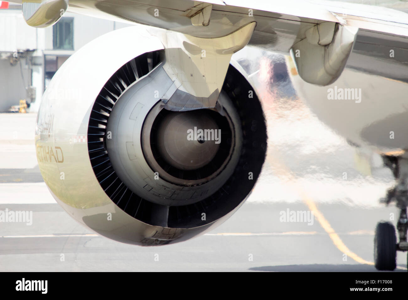 Jet engine from Emirates, Type: Airbus A380-861, Registration: A6-EEY ...