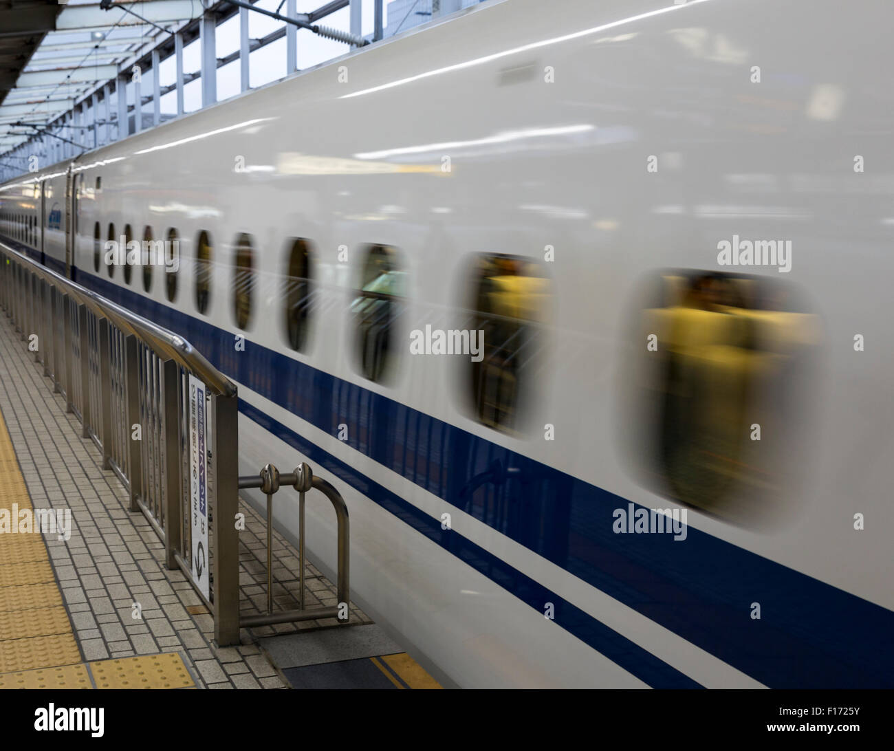 Shinkansen bullet train in the station hi-res stock photography and ...