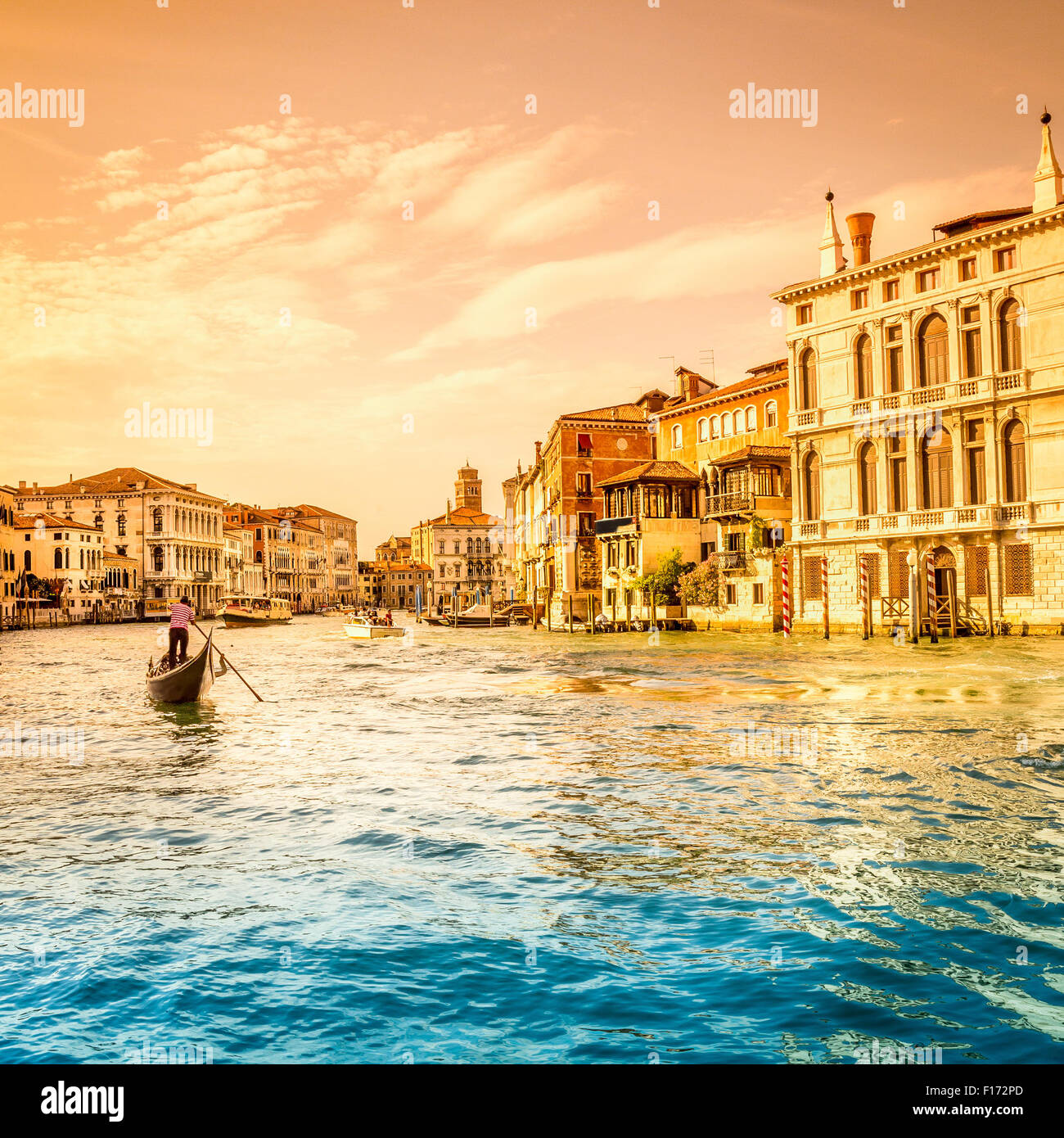 Venica gondola hi-res stock photography and images - Alamy