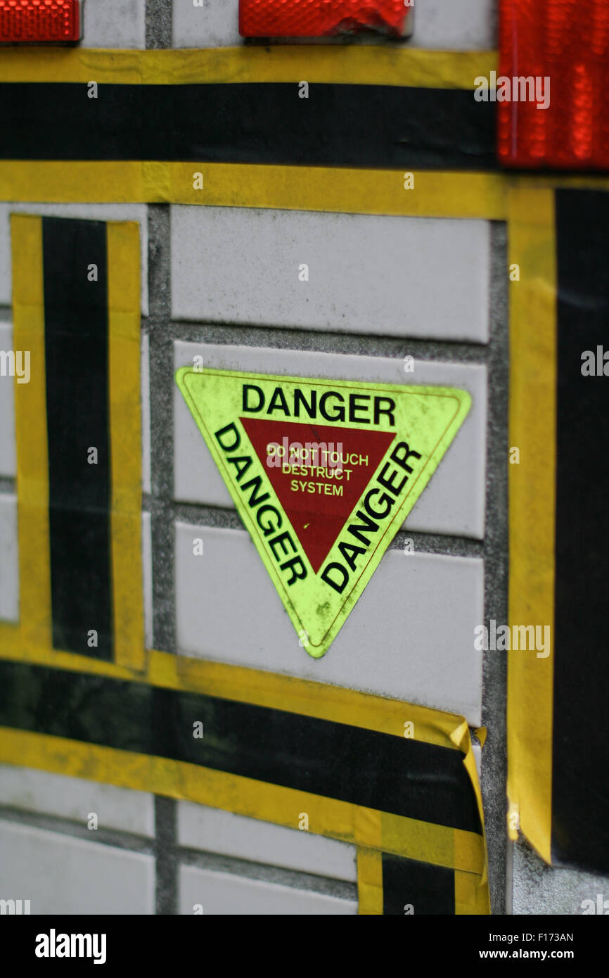 Danger toxic skull yellow sign hi-res stock photography and images - Alamy