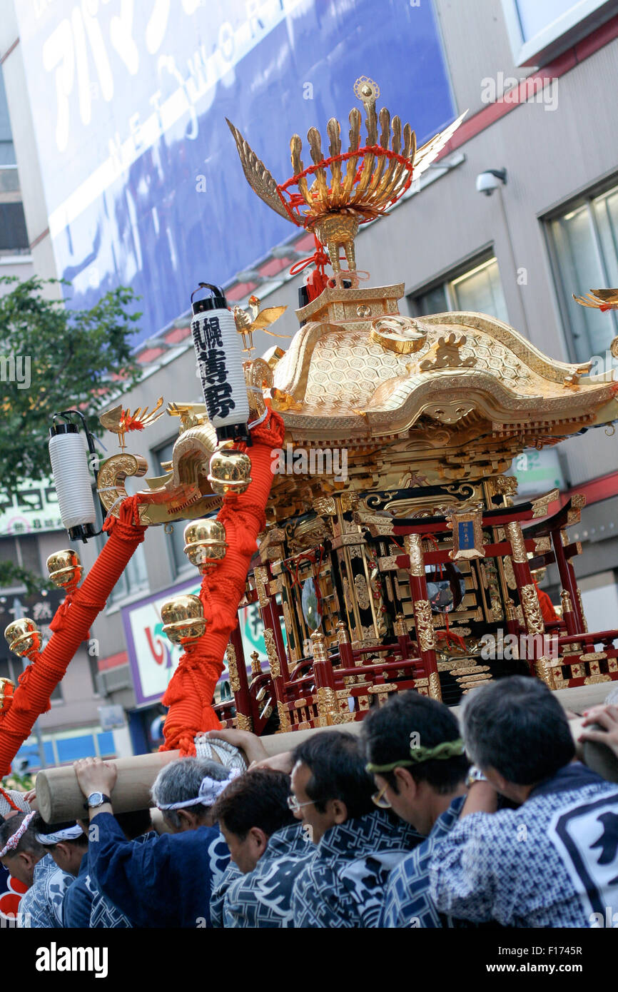 Golden phoenix float carried Japanese men wearing yukata Stock Photo ...
