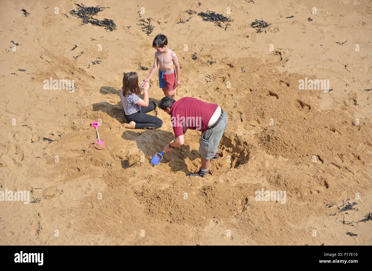 Children dig sand hi-res stock photography and images - Alamy