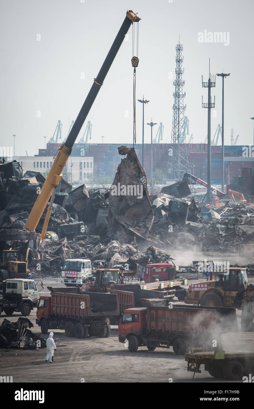 Tianjin. 29th Aug, 2015. Rescuers clean up containers at the core area ...