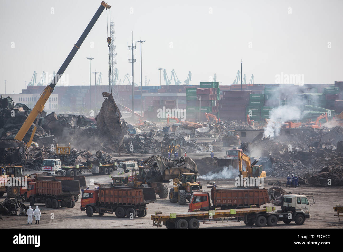 Tianjin. 29th Aug, 2015. Rescuers clean up containers at the core area ...