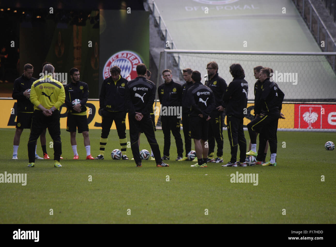 die Mannschaft von Borussia Dortmund mit Trainer Juergen Klopp ...