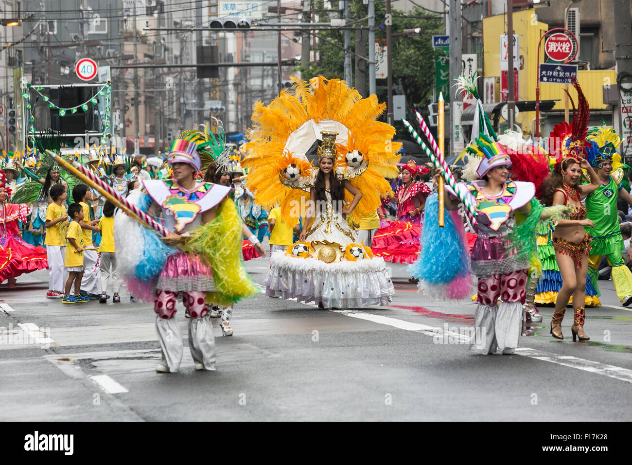 Tokyo, Japan. 29th Aug, 2015. Samba dancers perform through the streets ...