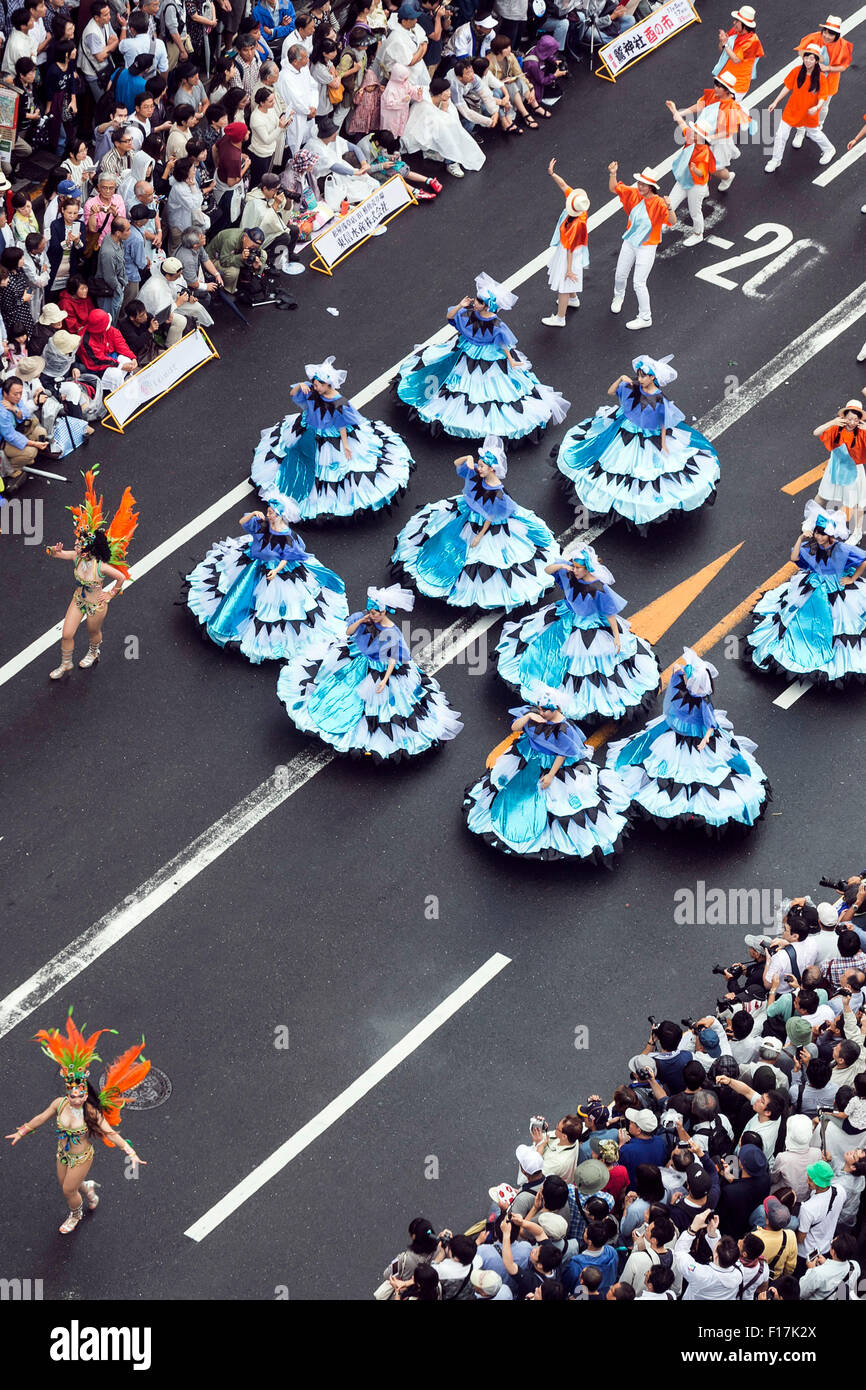 Tokyo, Japan. 29th Aug, 2015. Samba dancers perform through the streets ...