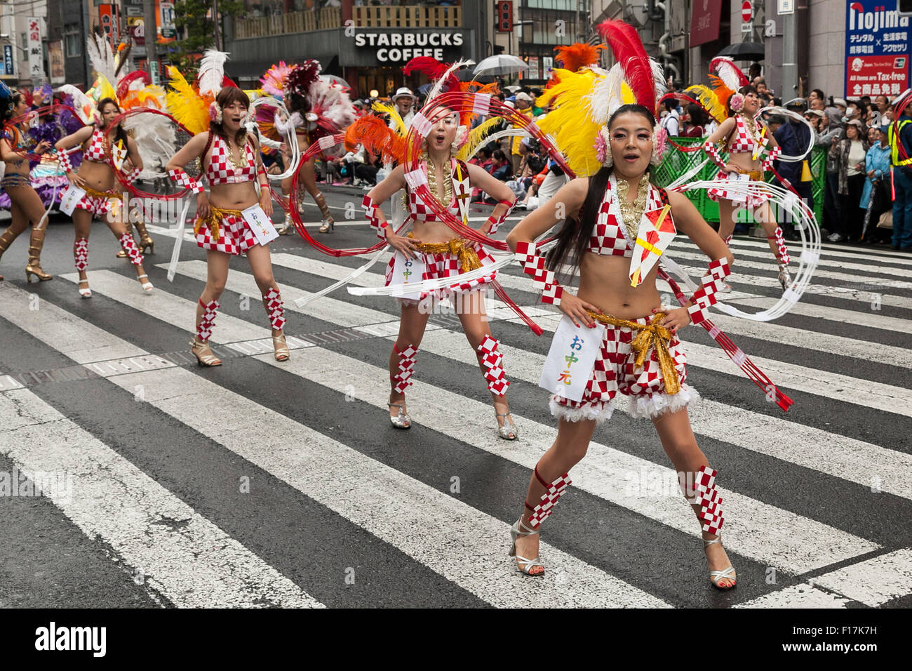Tokyo, Japan. 29th Aug, 2015. Samba dancers perform through the streets ...