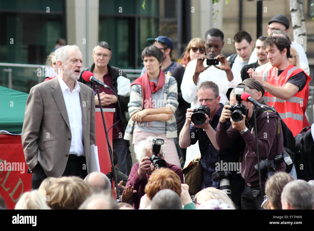 English tudor party hi-res stock photography and images - Alamy