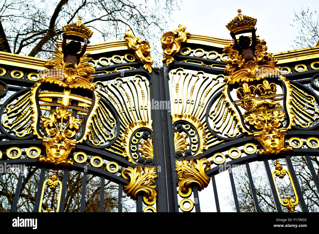 in london england the old metal gate royal palace Stock Photo - Alamy