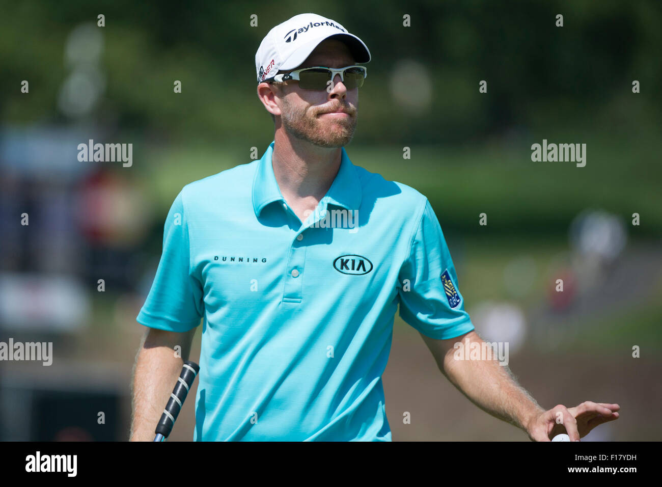 Edison, NJ, USA. 29th Aug, 2015. David Hearn (CAN) salutes the gallery ...