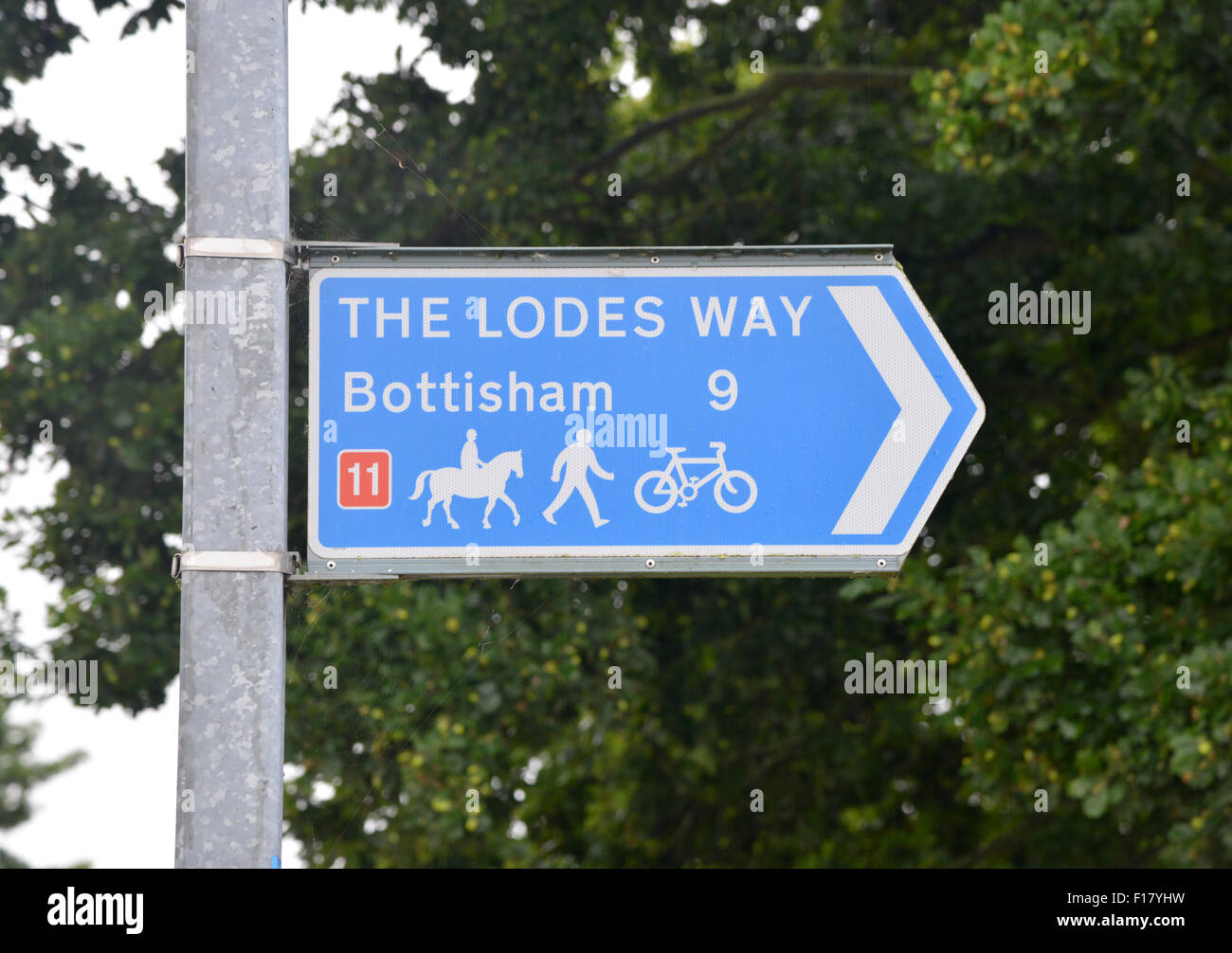 Sign post of walking and cycling hi-res stock photography and images ...