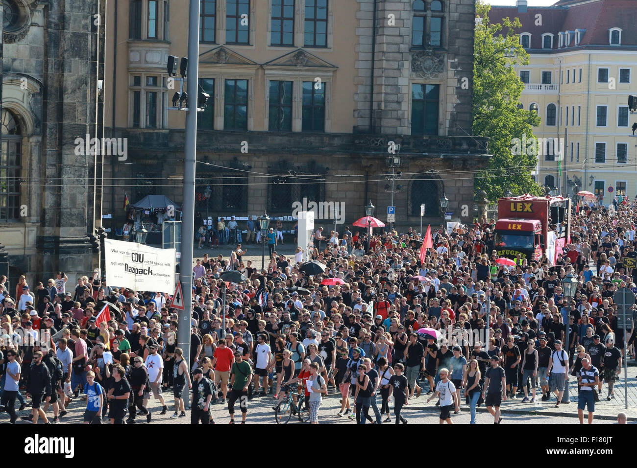 Several thousand demonstrators march through the inner city of Dresden ...