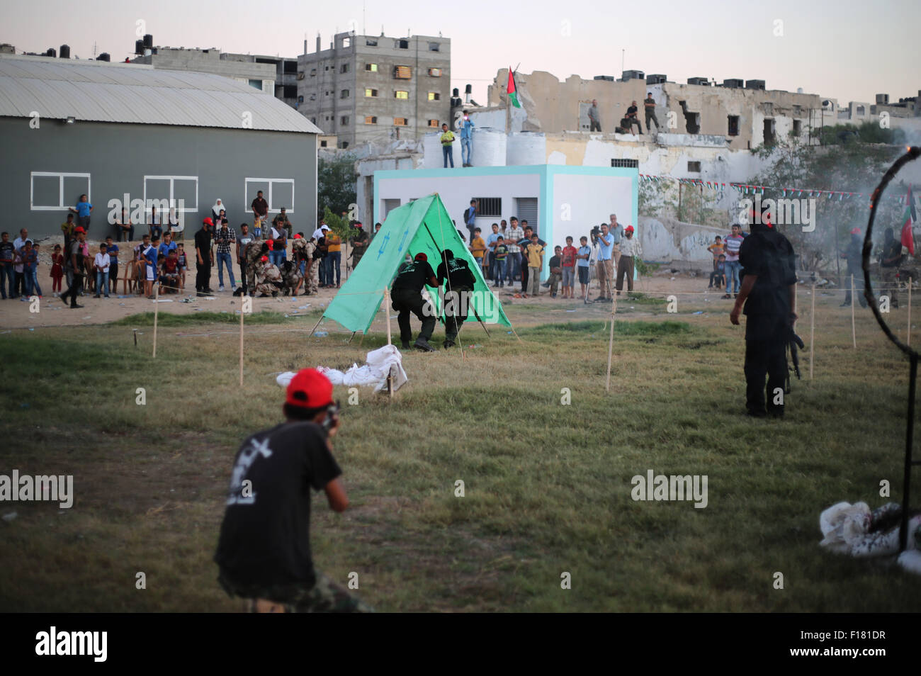 Gaza City, The Gaza Strip, Palestine. 29th Aug, 2015. Palestinian youth ...