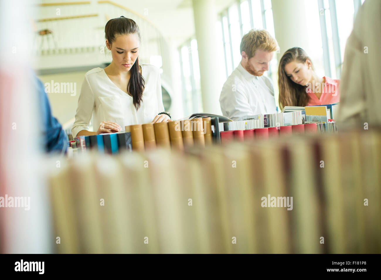 Students in the library Stock Photo - Alamy