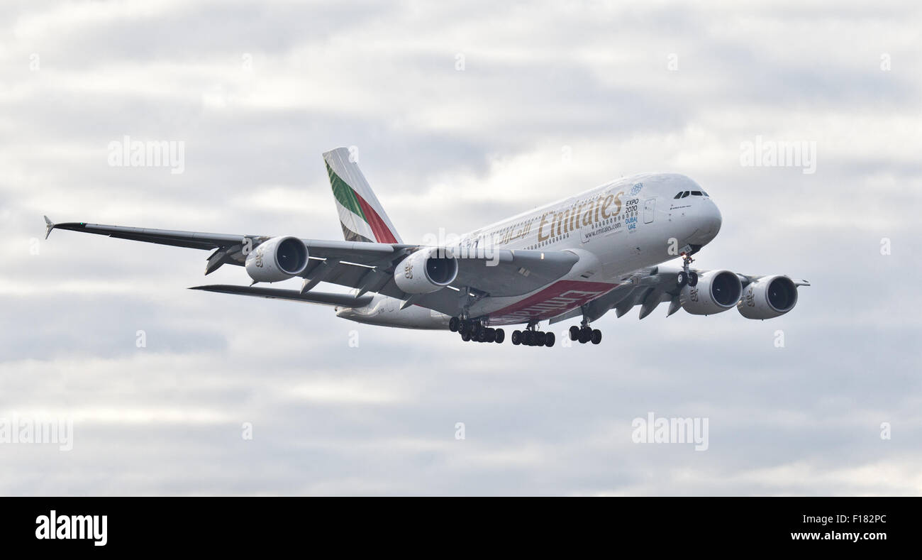 Emirates Airline Airbus a380 Super Jumbo A6-EEE coming into land at ...