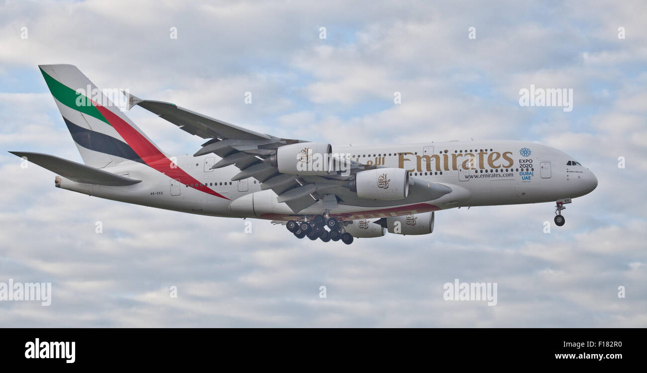 Emirates Airline Airbus a380 Super Jumbo A6-EEE coming into land at ...