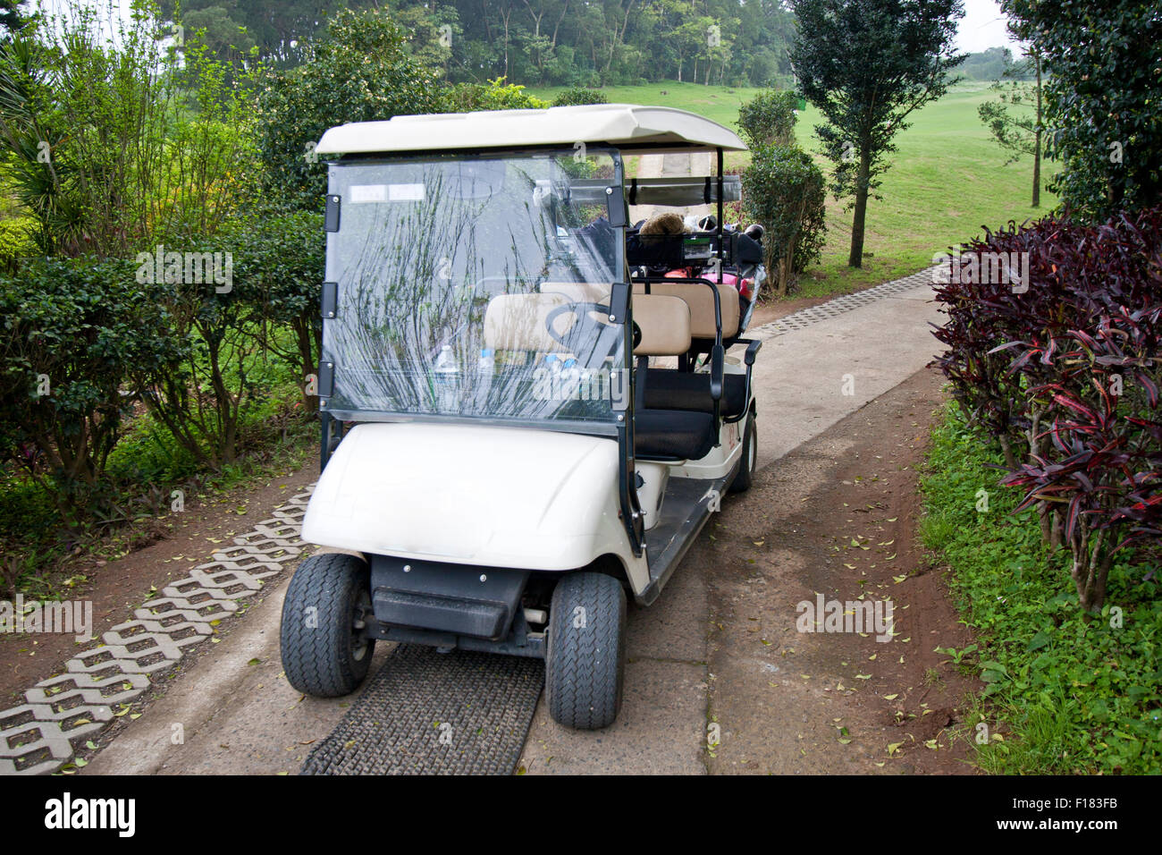 Golf course parking lot hi-res stock photography and images - Alamy
