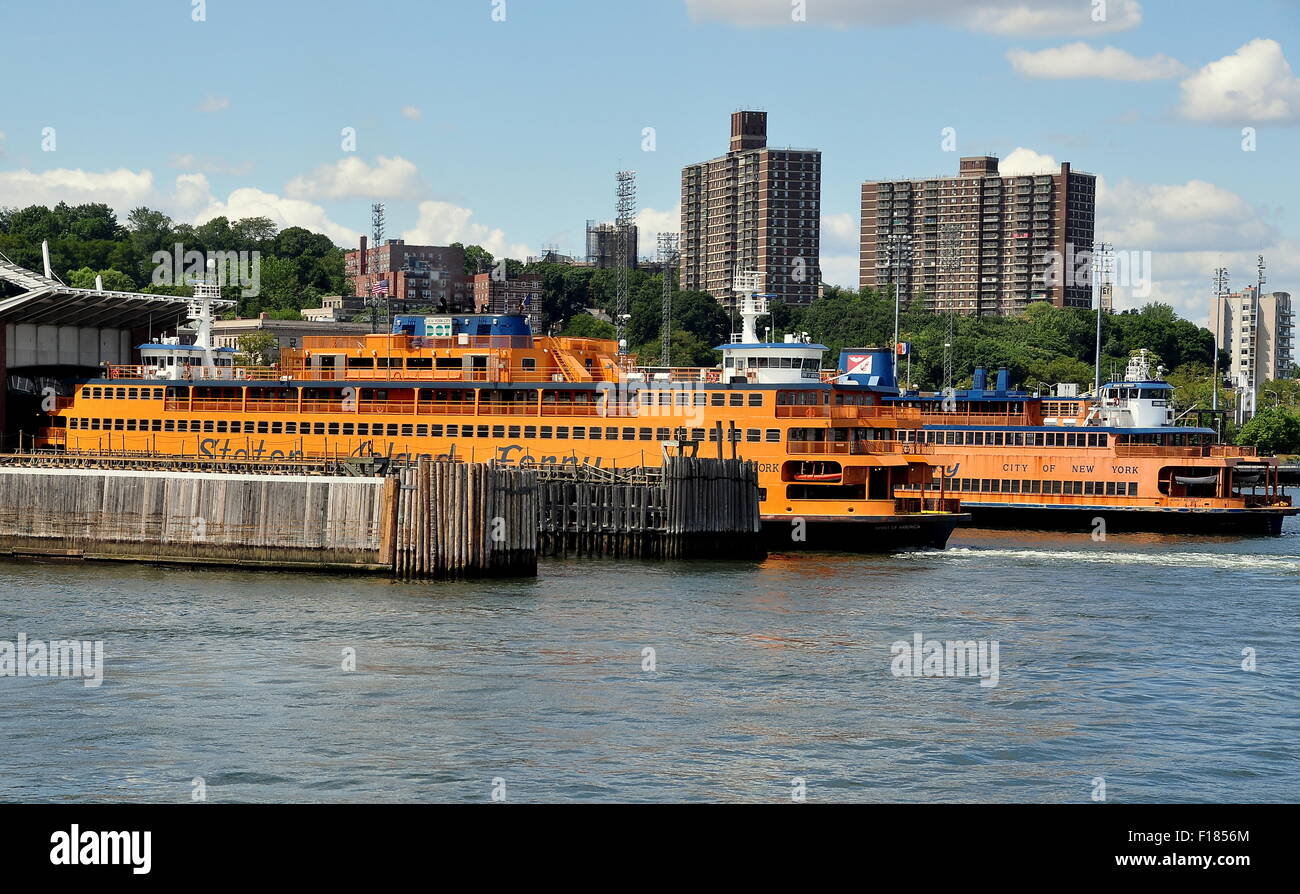 Staten island ferry at dock at staten island hi-res stock photography ...