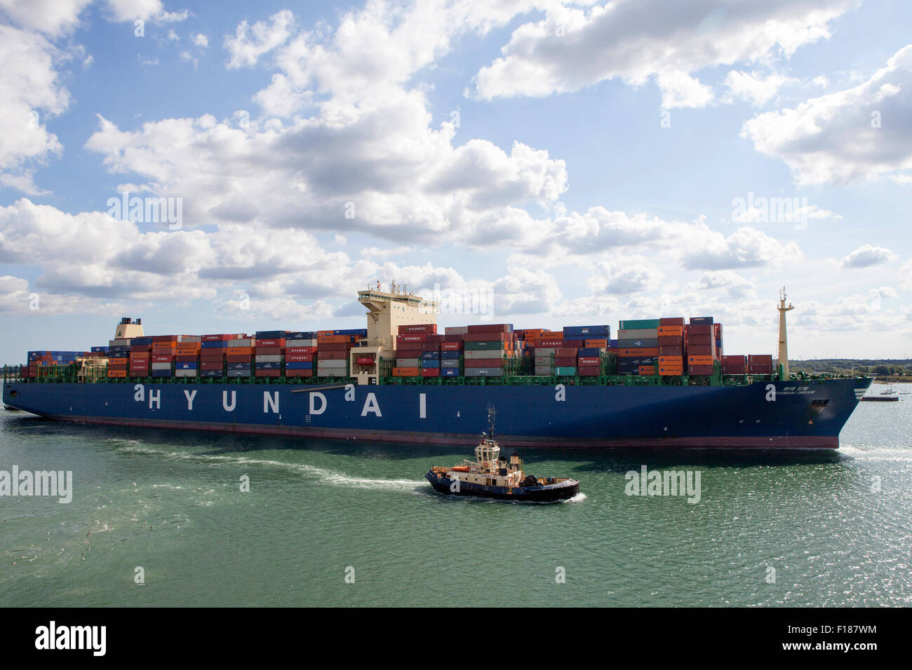 Hyundai Dream Container Ship carrying freight IMO 9637222 entering ...