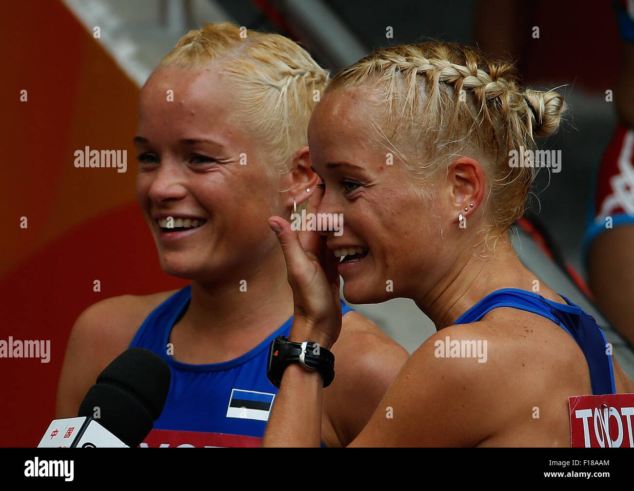 Beijing, China. 30th Aug, 2015. Estonia's Liina Luik(L) and her twin ...