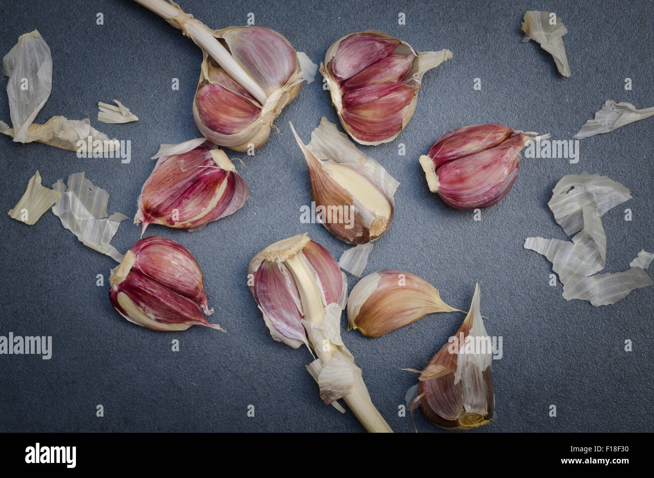 garlic on table above view Stock Photo - Alamy